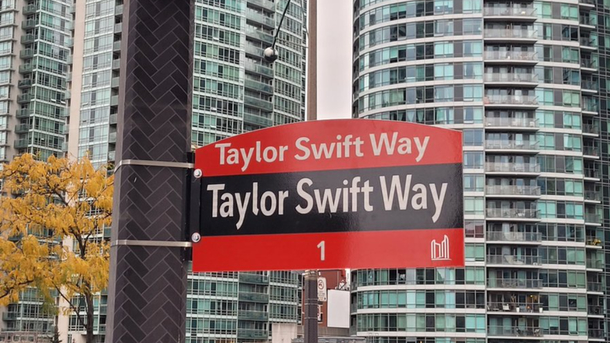 В центре Торонто установили дорожный знак «Taylor Swift Way» в честь ...